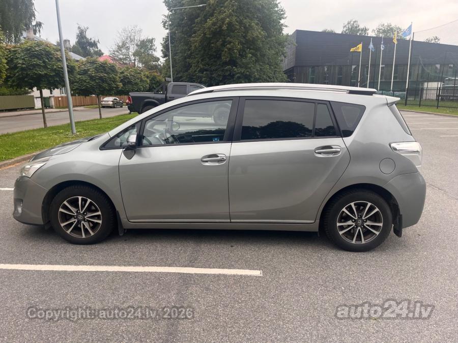 Grey Toyota Verso 2014 in Tallinn, with an engine capacity of 2.00 L and mileage of 211 thousand km for 8150 €, photo 9 on AUTOMOTO.COM.LV