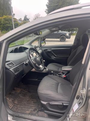 Grey Toyota Verso 2014 in Tallinn, with an engine capacity of 2.00 L and mileage of 211 thousand km for 8150 €, photo 10 on AUTOMOTO.COM.LV