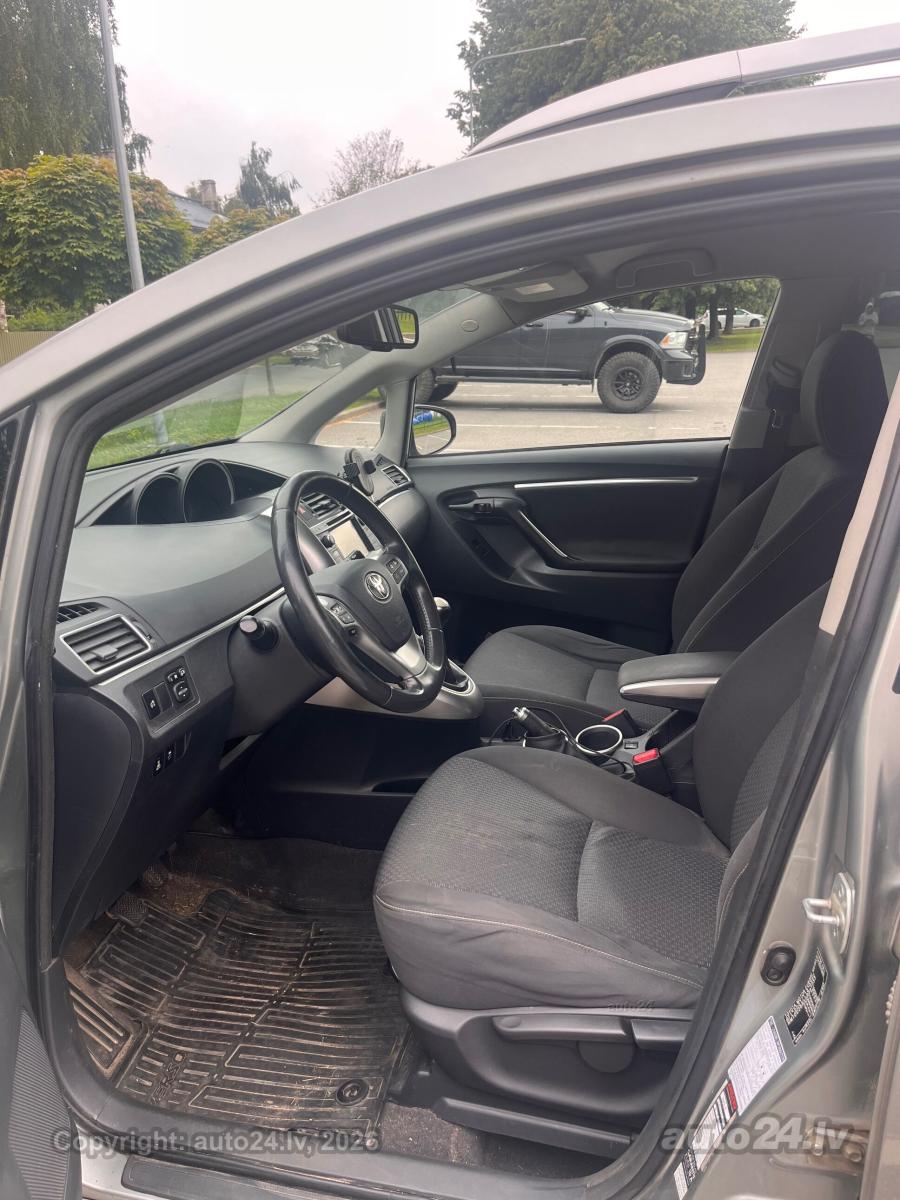 Grey Toyota Verso 2014 in Tallinn, with an engine capacity of 2.00 L and mileage of 211 thousand km for 8150 €, photo 10 on AUTOMOTO.COM.LV