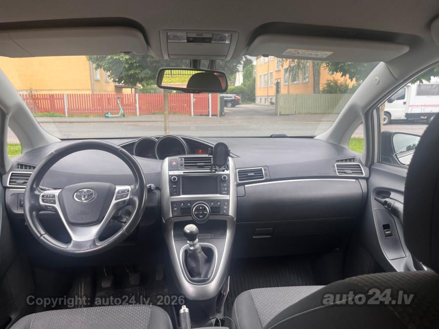 Grey Toyota Verso 2014 in Tallinn, with an engine capacity of 2.00 L and mileage of 211 thousand km for 8150 €, photo 12 on AUTOMOTO.COM.LV