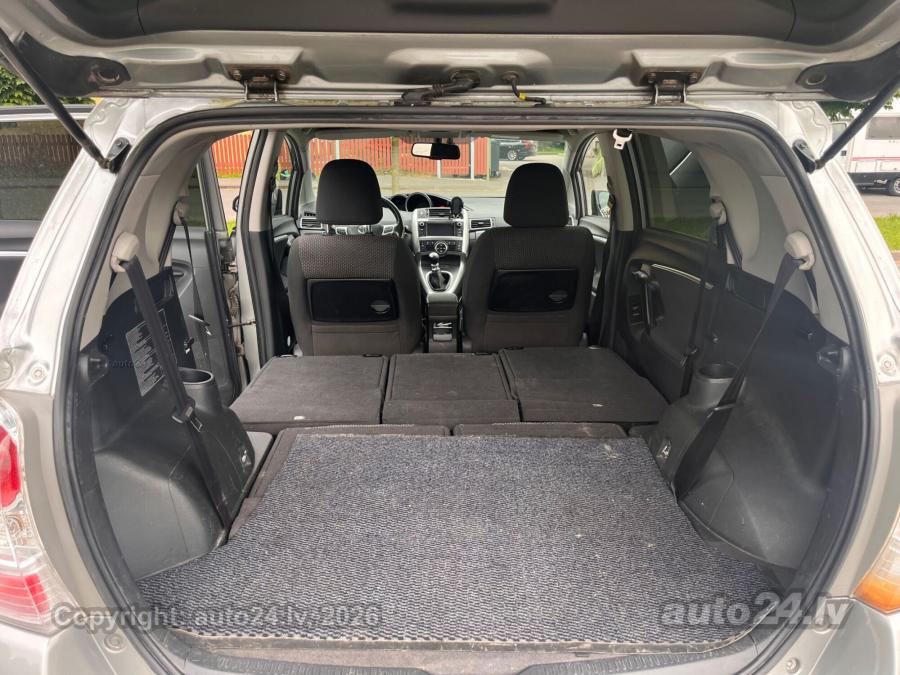 Grey Toyota Verso 2014 in Tallinn, with an engine capacity of 2.00 L and mileage of 211 thousand km for 8150 €, photo 15 on AUTOMOTO.COM.LV