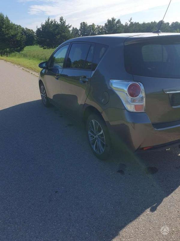 Pelēks Toyota Verso 2016 Marijampole, ar dzinēja tilpumu 1.80 L un nobraukumu 122 tūkst. km par 9500 €, foto 3 vietnē AUTOMOTO.COM.LV