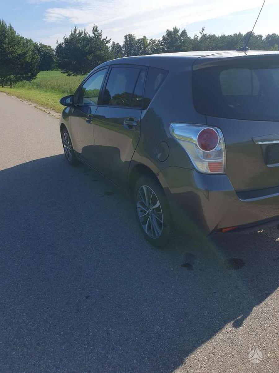 Grey Toyota Verso 2016 in Marijampole, with an engine capacity of 1.80 L and mileage of 122 thousand km for 9500 €, photo 4 on AUTOMOTO.COM.LV