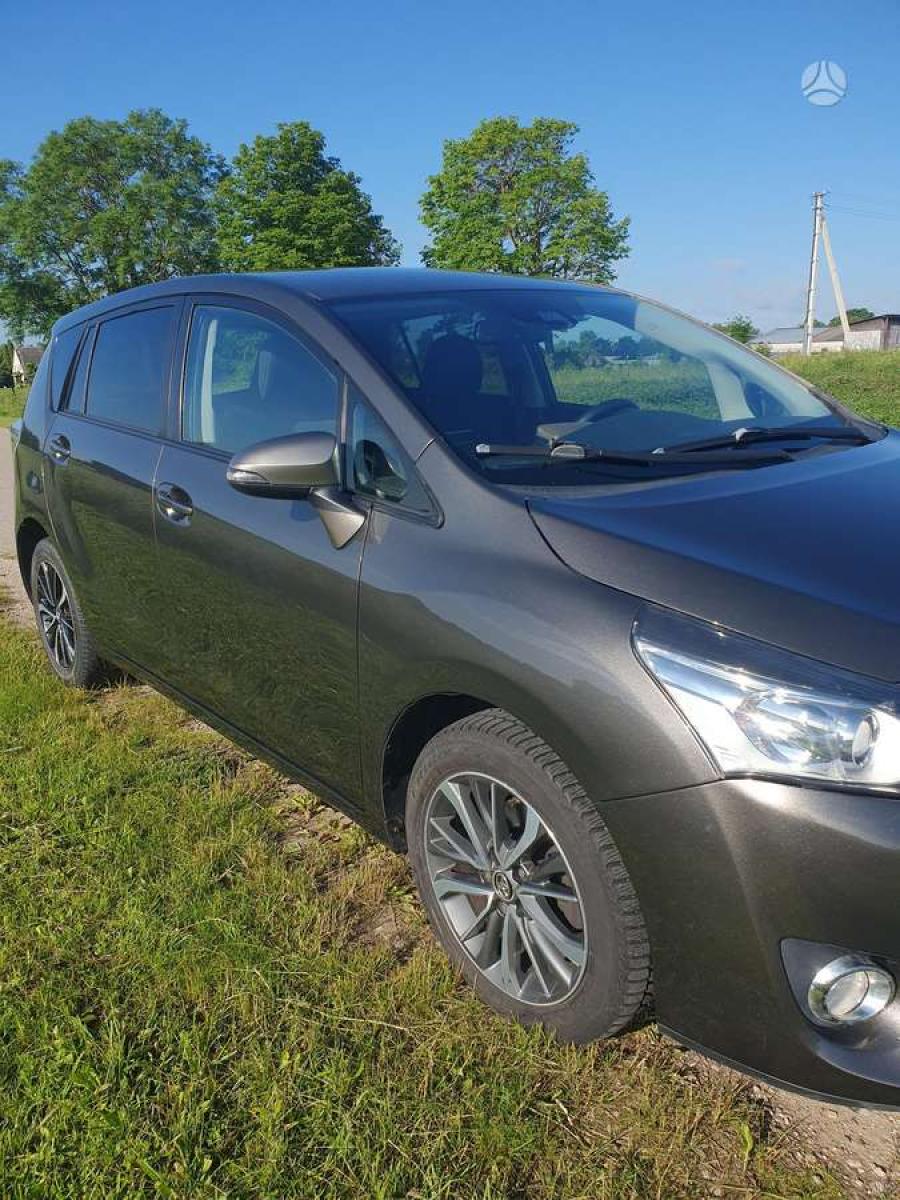 Grey Toyota Verso 2016 in Marijampole, with an engine capacity of 1.80 L and mileage of 122 thousand km for 9500 €, photo 8 on AUTOMOTO.COM.LV