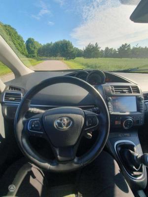 Grey Toyota Verso 2016 in Marijampole, with an engine capacity of 1.80 L and mileage of 122 thousand km for 9500 €, photo 13 on AUTOMOTO.COM.LV