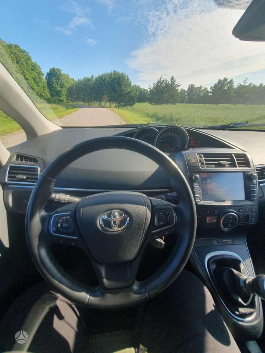 Grey Toyota Verso 2016 in Marijampole, with an engine capacity of 1.80 L and mileage of 122 thousand km for 9500 €, photo 13 on AUTOMOTO.COM.LV