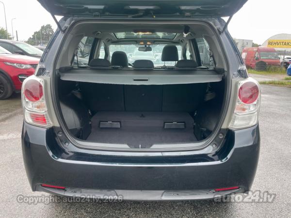 Grey Toyota Verso 2017 in Tallinn, with an engine capacity of 1.60 L and mileage of 163 thousand km for 8999 €, photo 8 on AUTOMOTO.COM.LV