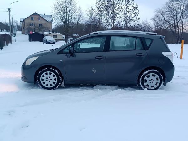 Toyota Verso 2010 in Siauliai, with an engine capacity of 2.00 L and mileage of 300 thousand km for 3450 €, photo 4 on AUTOMOTO.COM.LV