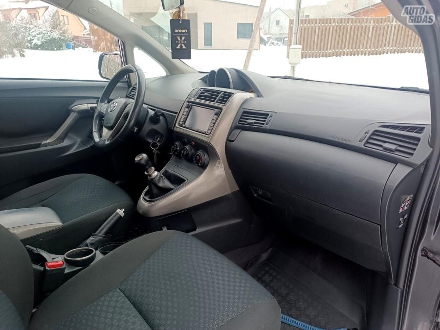 Toyota Verso 2010 in Siauliai, with an engine capacity of 2.00 L and mileage of 320 thousand km for 3300 €, photo 8 on AUTOMOTO.COM.LV