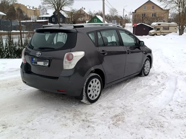 Toyota Verso 2010 in Siauliai, with an engine capacity of 2.00 L and mileage of 300 thousand km for 3950 €, photo 3 on AUTOMOTO.COM.LV