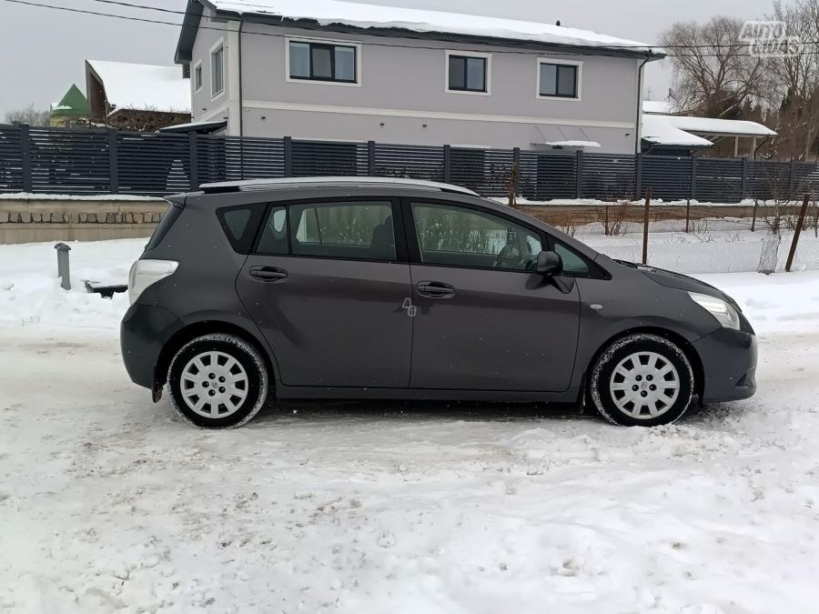 Toyota Verso 2010 Šauļi, ar dzinēja tilpumu 2.00 L un nobraukumu 300 tūkst. km par 3900 €, foto 2 vietnē AUTOMOTO.COM.LV