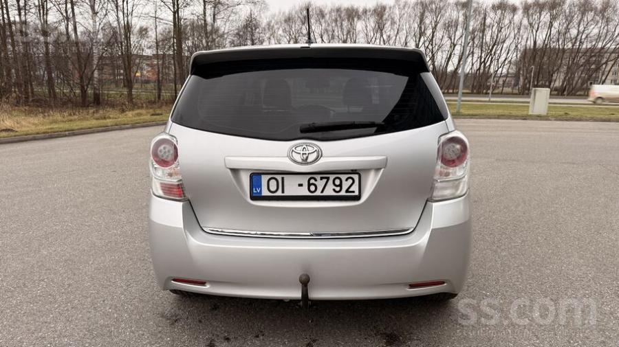 Toyota Verso 2010 in Liepaja, with an engine capacity of 2.20 L and mileage of 227 thousand km for 4650 €, photo 3 on AUTOMOTO.COM.LV