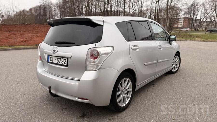 Toyota Verso 2010 in Liepaja, with an engine capacity of 2.20 L and mileage of 227 thousand km for 4650 €, photo 4 on AUTOMOTO.COM.LV