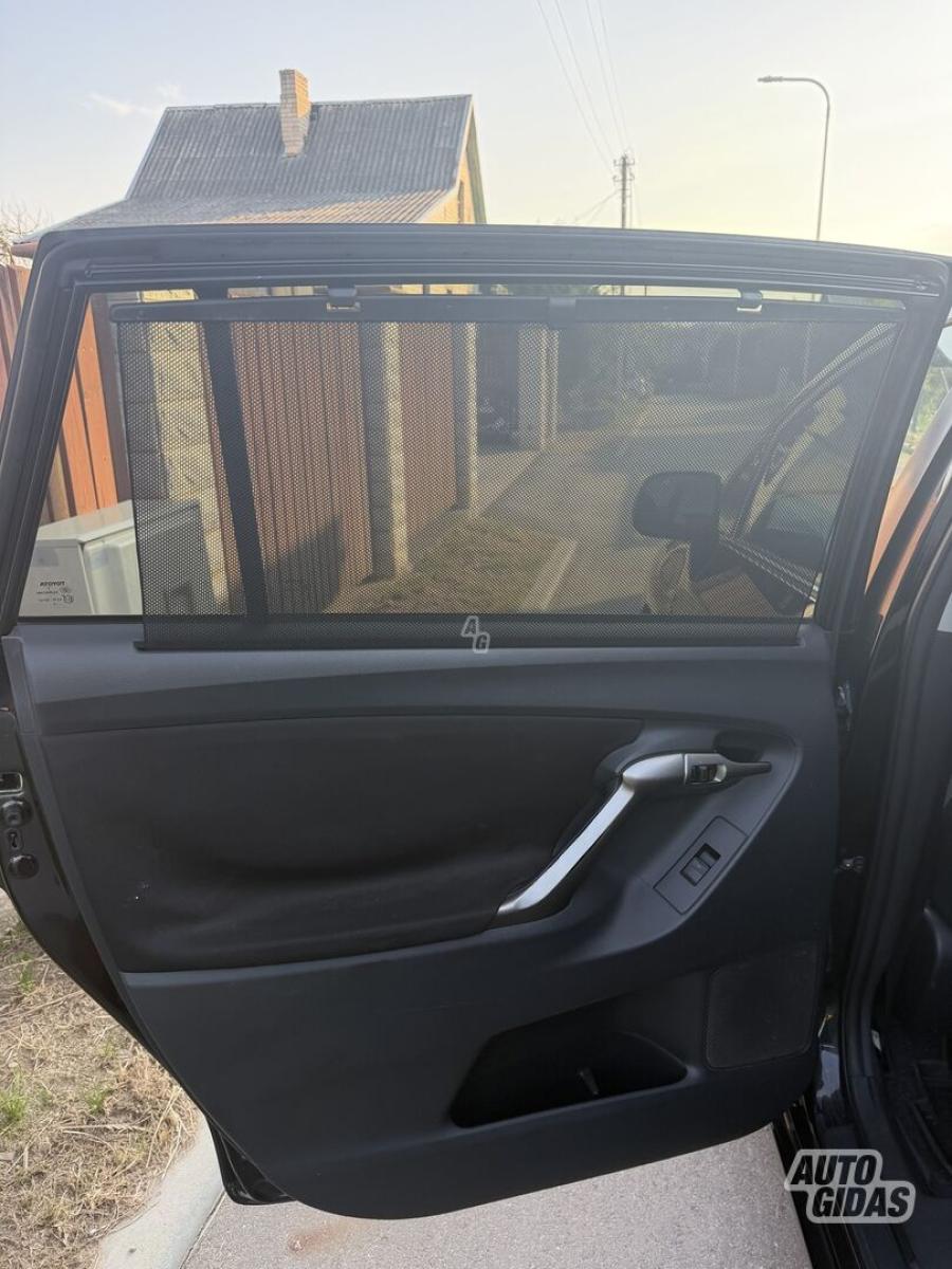 Toyota Verso 2010 in Klaipeda, with an engine capacity of 2.20 L and mileage of 320 thousand km for 4000 €, photo 7 on AUTOMOTO.COM.LV