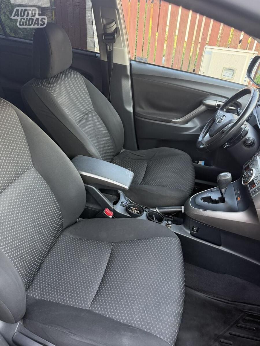 Toyota Verso 2010 in Klaipeda, with an engine capacity of 2.20 L and mileage of 320 thousand km for 4000 €, photo 16 on AUTOMOTO.COM.LV