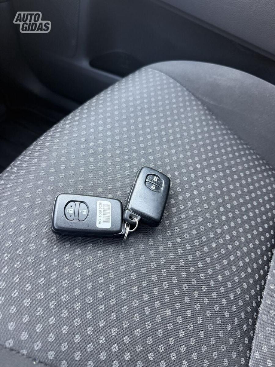Toyota Verso 2010 in Klaipeda, with an engine capacity of 2.20 L and mileage of 320 thousand km for 4000 €, photo 17 on AUTOMOTO.COM.LV
