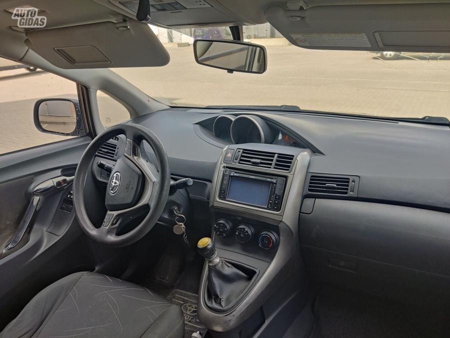 Toyota Verso 2010 in Siauliai, with an engine capacity of 2.00 L and mileage of 354 thousand km for 2850 €, photo 8 on AUTOMOTO.COM.LV