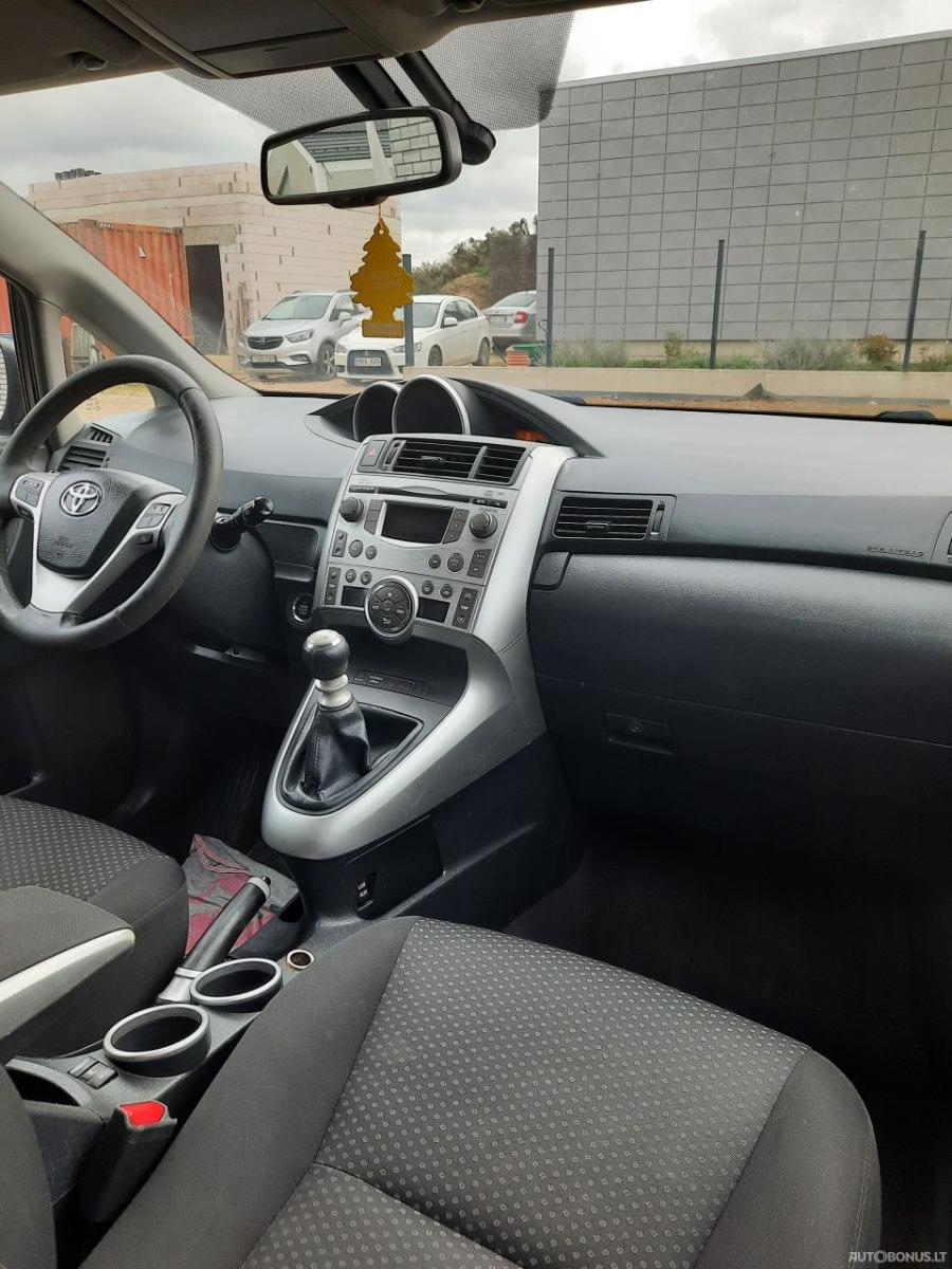 Toyota Verso 2010 in Vilnius, with an engine capacity of 2.24 L and mileage of 225 thousand km for 3500 €, photo 3 on AUTOMOTO.COM.LV