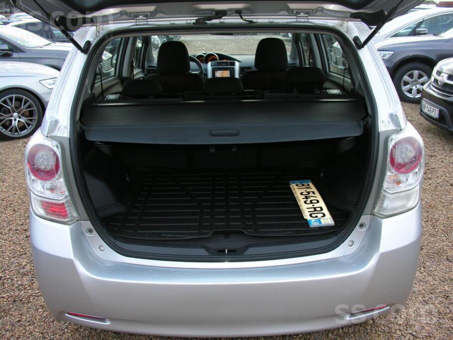 Toyota Verso 2011 in Riga, with an engine capacity of 2.00 L and mileage of 200 thousand km for 4950 €, photo 5 on AUTOMOTO.COM.LV