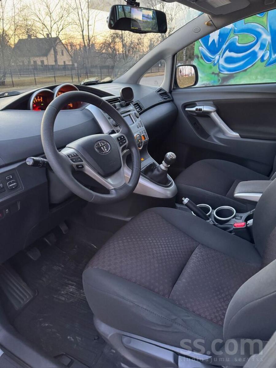 Toyota Verso 2011 in Valmiera, with an engine capacity of 1.80 L and mileage of 214 thousand km for 6000 €, photo 3 on AUTOMOTO.COM.LV
