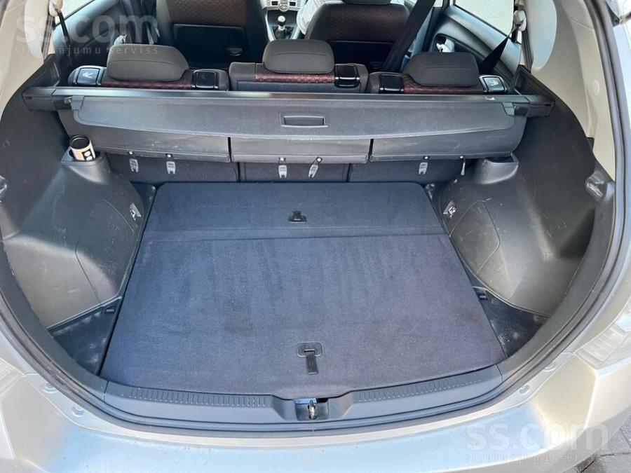 Toyota Verso 2011 in Valmiera, with an engine capacity of 1.80 L and mileage of 214 thousand km for 6000 €, photo 11 on AUTOMOTO.COM.LV