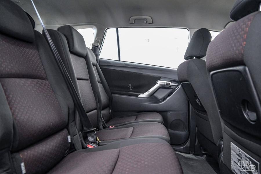 Toyota Verso 2011 in Kaunas, with an engine capacity of 2.00 L and mileage of 262 thousand km for 5490 €, photo 11 on AUTOMOTO.COM.LV
