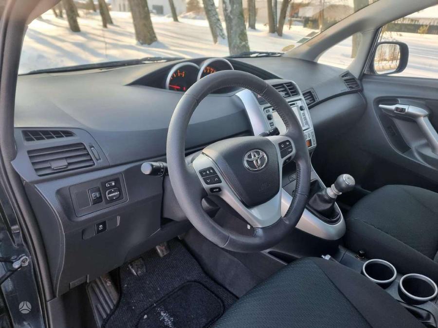 Toyota Verso 2013 in Taurage, with an engine capacity of 2.00 L and mileage of 216 thousand km for 4900 €, photo 12 on AUTOMOTO.COM.LV