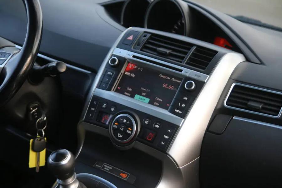 Toyota Verso 2013 in Riga, with an engine capacity of 2.00 L and mileage of 241 thousand km for 5790 €, photo 9 on AUTOMOTO.COM.LV