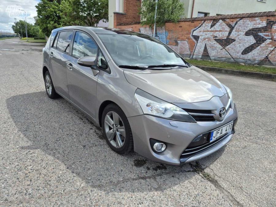 Toyota Verso 2014 in Siauliai, with an engine capacity of 2.20 L and mileage of 229 thousand km for 6550 €, photo 4 on AUTOMOTO.COM.LV