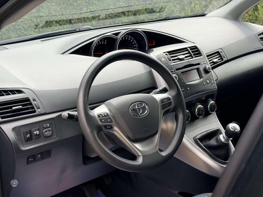 Toyota Verso 2014 in Ukmerge, with an engine capacity of 1.60 L and mileage of 150 thousand km for 7950 €, photo 8 on AUTOMOTO.COM.LV