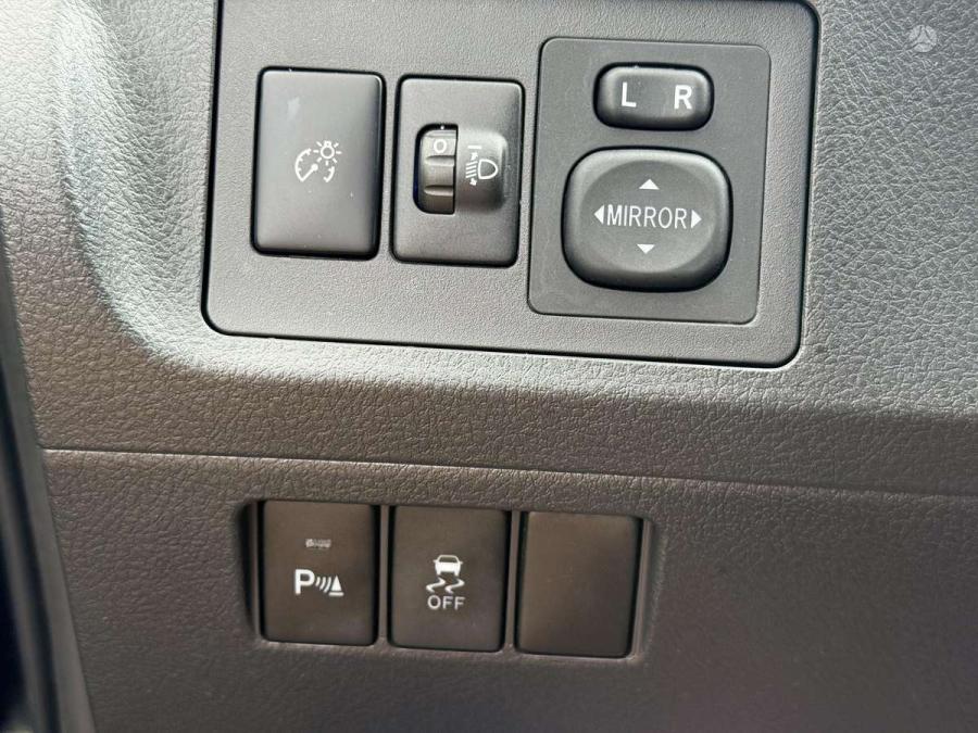 Toyota Verso 2014 in Ukmerge, with an engine capacity of 1.60 L and mileage of 150 thousand km for 7950 €, photo 9 on AUTOMOTO.COM.LV