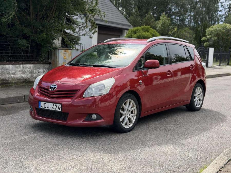 Sarkans Toyota Verso 2011 Viļņa, ar dzinēja tilpumu 2.20 L un nobraukumu 301 tūkst. km par 3650 €, foto 1 vietnē AUTOMOTO.COM.LV