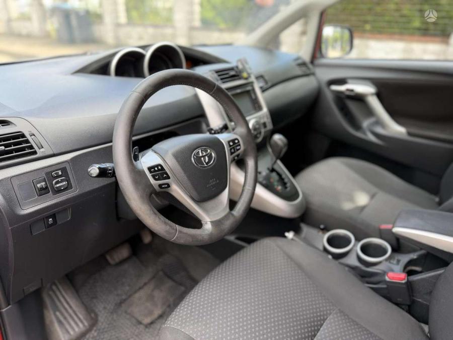 Sarkans Toyota Verso 2011 Viļņa, ar dzinēja tilpumu 2.20 L un nobraukumu 301 tūkst. km par 3650 €, foto 9 vietnē AUTOMOTO.COM.LV