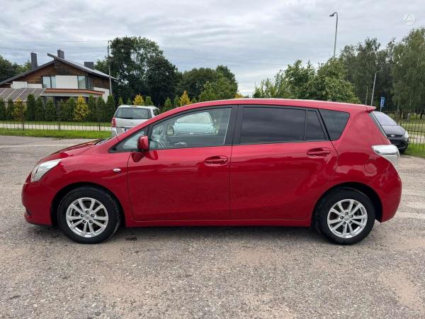 Sarkans Toyota Verso 2011 Jurbarkas, ar dzinēja tilpumu 2.00 L un nobraukumu 261 tūkst. km par 4350 €, foto 1 vietnē AUTOMOTO.COM.LV