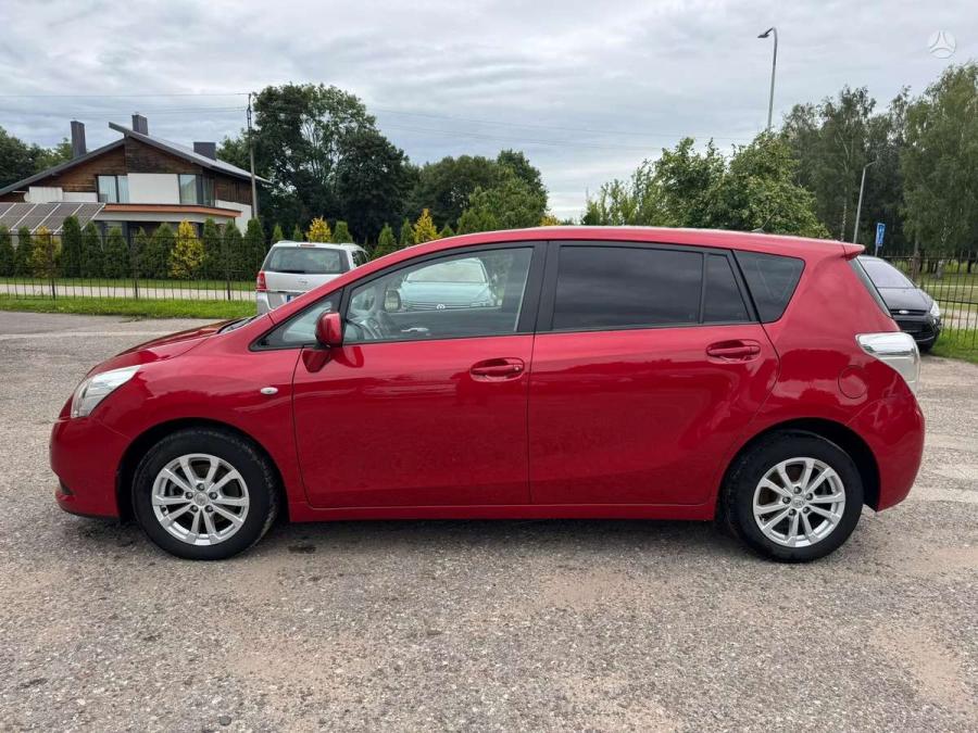 Sarkans Toyota Verso 2011 Jurbarkas, ar dzinēja tilpumu 2.00 L un nobraukumu 261 tūkst. km par 4350 €, foto 1 vietnē AUTOMOTO.COM.LV