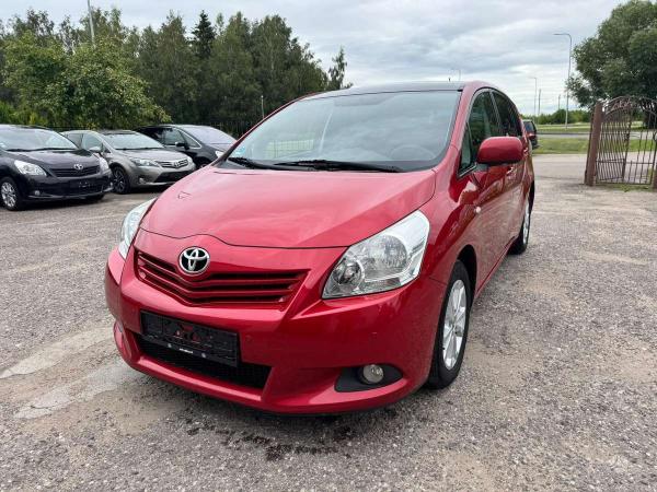 Sarkans Toyota Verso 2011 Jurbarkas, ar dzinēja tilpumu 2.00 L un nobraukumu 261 tūkst. km par 4350 €, foto 2 vietnē AUTOMOTO.COM.LV