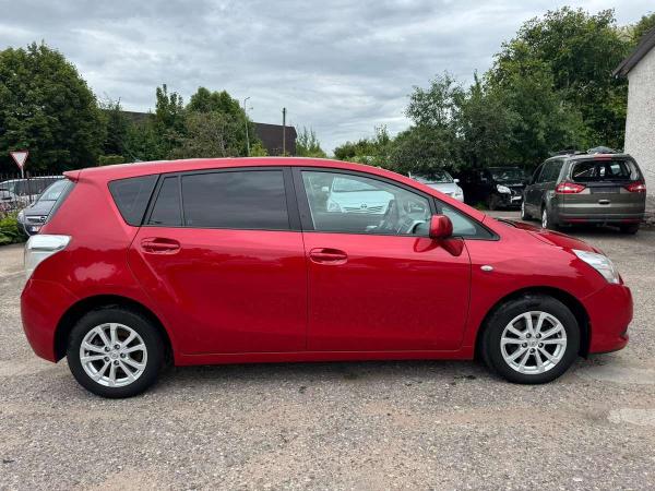 Sarkans Toyota Verso 2011 Jurbarkas, ar dzinēja tilpumu 2.00 L un nobraukumu 261 tūkst. km par 4350 €, foto 4 vietnē AUTOMOTO.COM.LV