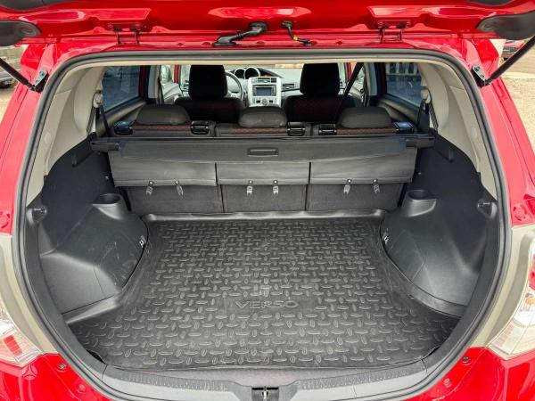 Sarkans Toyota Verso 2011 Jurbarkas, ar dzinēja tilpumu 2.00 L un nobraukumu 261 tūkst. km par 4350 €, foto 8 vietnē AUTOMOTO.COM.LV