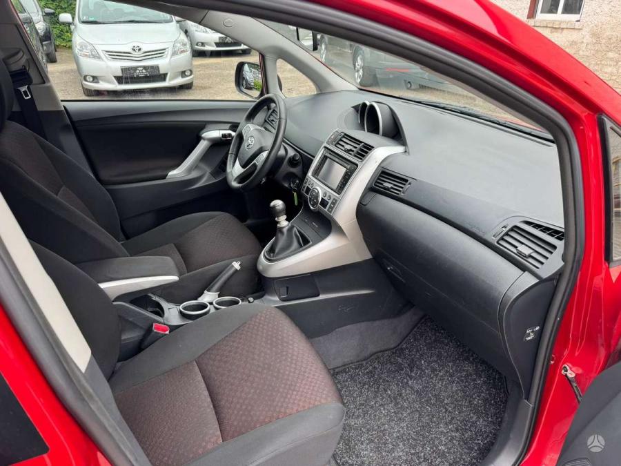 Sarkans Toyota Verso 2011 Jurbarkas, ar dzinēja tilpumu 2.00 L un nobraukumu 261 tūkst. km par 4350 €, foto 13 vietnē AUTOMOTO.COM.LV