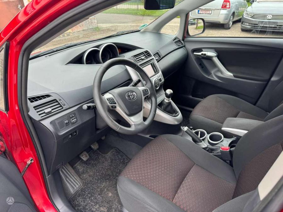 Sarkans Toyota Verso 2011 Jurbarkas, ar dzinēja tilpumu 2.00 L un nobraukumu 261 tūkst. km par 4350 €, foto 14 vietnē AUTOMOTO.COM.LV