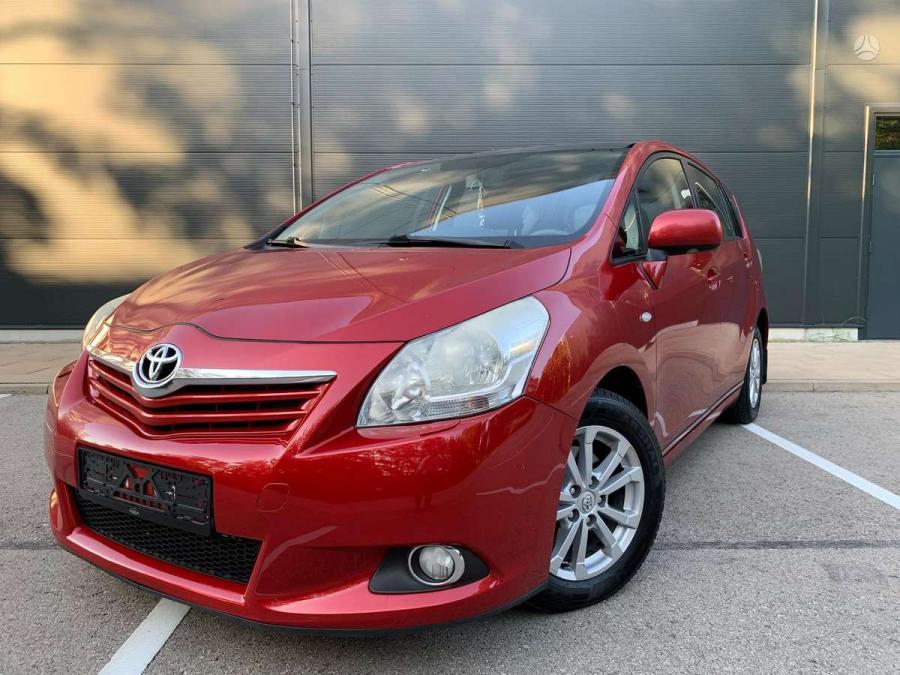 Sarkans Toyota Verso 2011 Rīga, ar dzinēja tilpumu 1.80 L un nobraukumu 230 tūkst. km par 5500 €, foto 1 vietnē AUTOMOTO.COM.LV