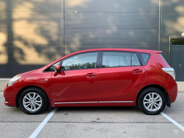 Sarkans Toyota Verso 2011 Rīga, ar dzinēja tilpumu 1.80 L un nobraukumu 230 tūkst. km par 5500 €, foto 3 vietnē AUTOMOTO.COM.LV