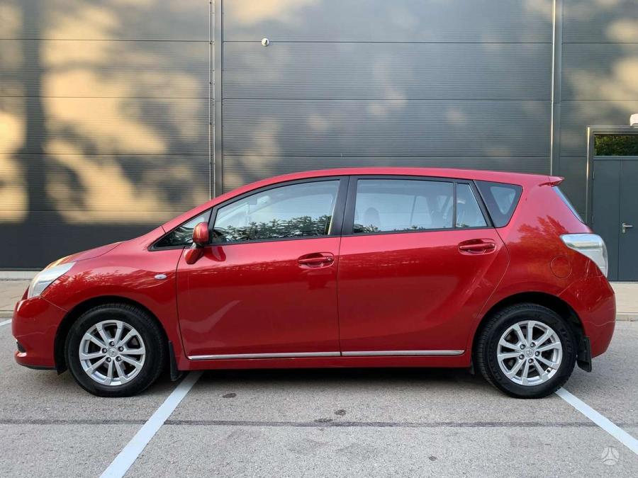 Sarkans Toyota Verso 2011 Rīga, ar dzinēja tilpumu 1.80 L un nobraukumu 230 tūkst. km par 5500 €, foto 4 vietnē AUTOMOTO.COM.LV