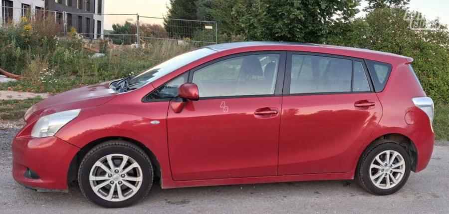 Sarkans Toyota Verso 2011 Viļņa, ar dzinēja tilpumu 2.00 L un nobraukumu 346 tūkst. km par 2700 €, foto 4 vietnē AUTOMOTO.COM.LV