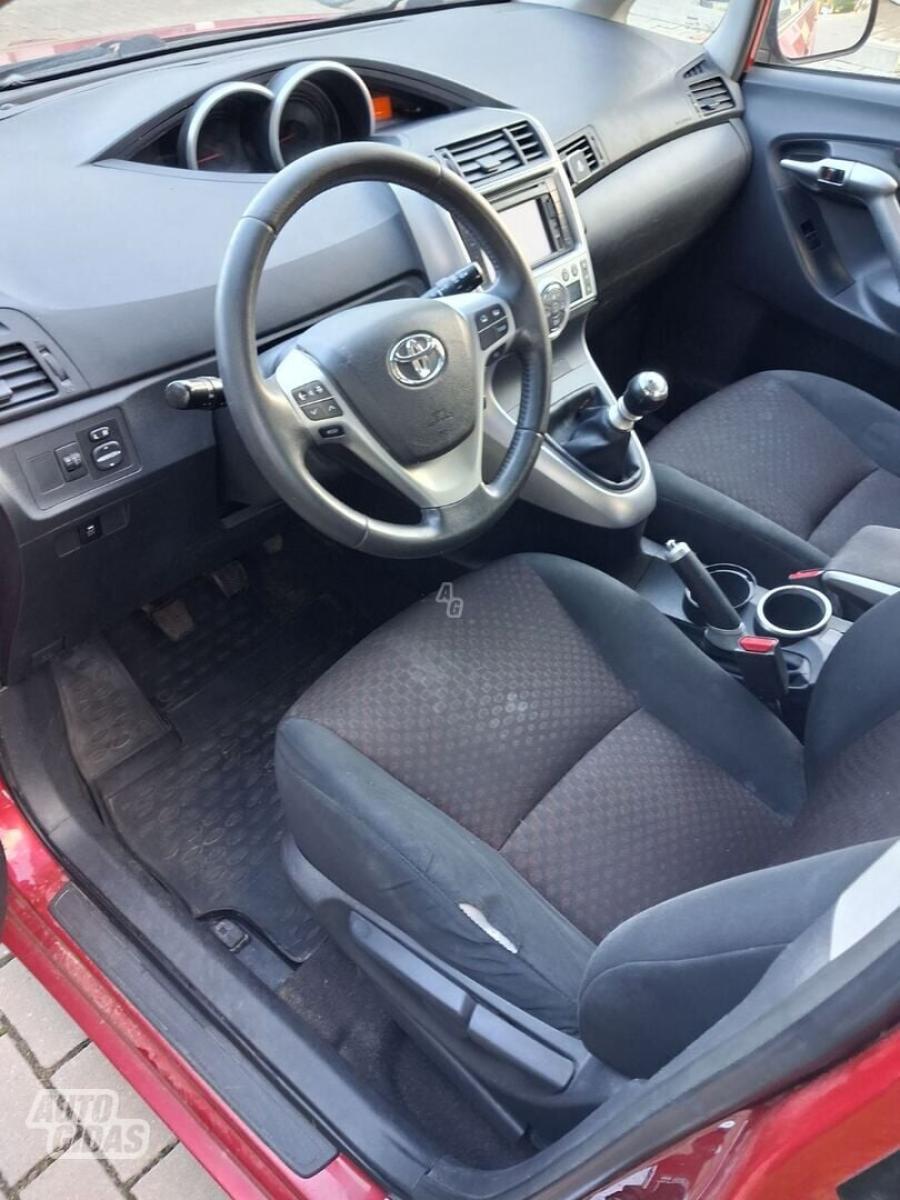 Sarkans Toyota Verso 2011 Viļņa, ar dzinēja tilpumu 2.00 L un nobraukumu 346 tūkst. km par 2700 €, foto 6 vietnē AUTOMOTO.COM.LV