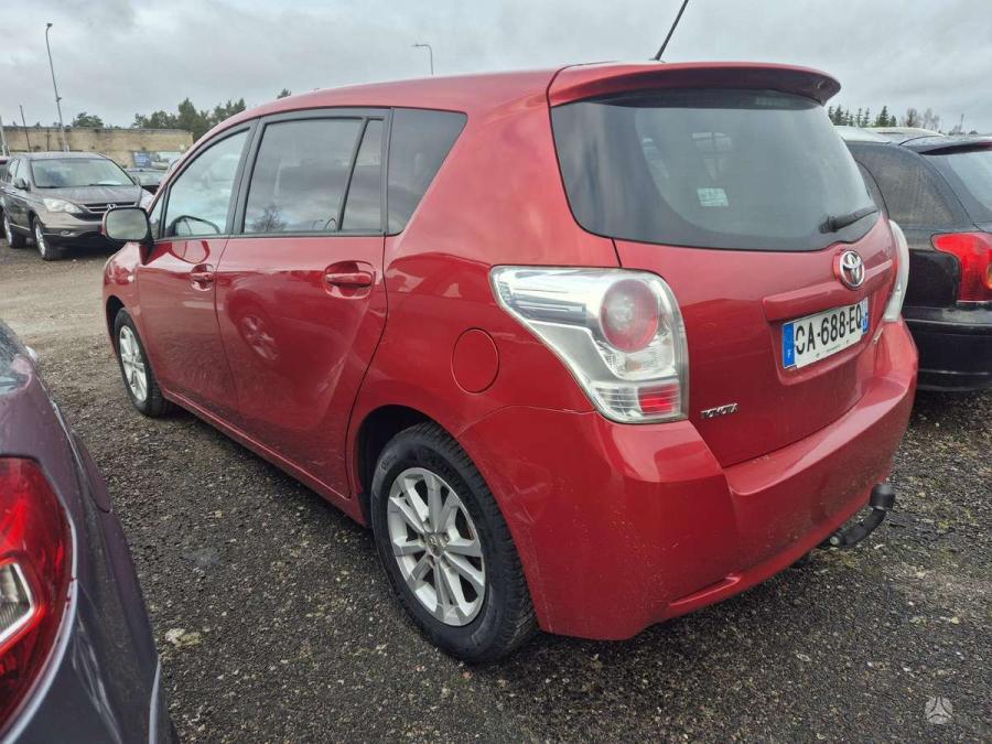 Red Toyota Verso 2012 in Utena, with an engine capacity of 2.00 L and mileage of 248 thousand km for 4300 €, photo 4 on AUTOMOTO.COM.LV