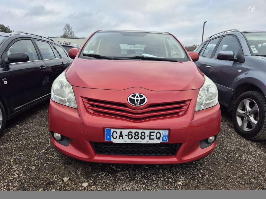 Red Toyota Verso 2012 in Utena, with an engine capacity of 2.00 L and mileage of 248 thousand km for 4300 €, photo 6 on AUTOMOTO.COM.LV