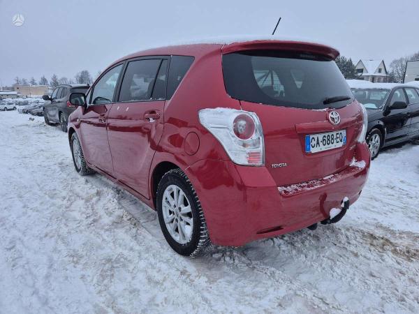 Sarkans Toyota Verso 2012 Utena, ar dzinēja tilpumu 2.00 L un nobraukumu 248 tūkst. km par 4300 €, foto 4 vietnē AUTOMOTO.COM.LV