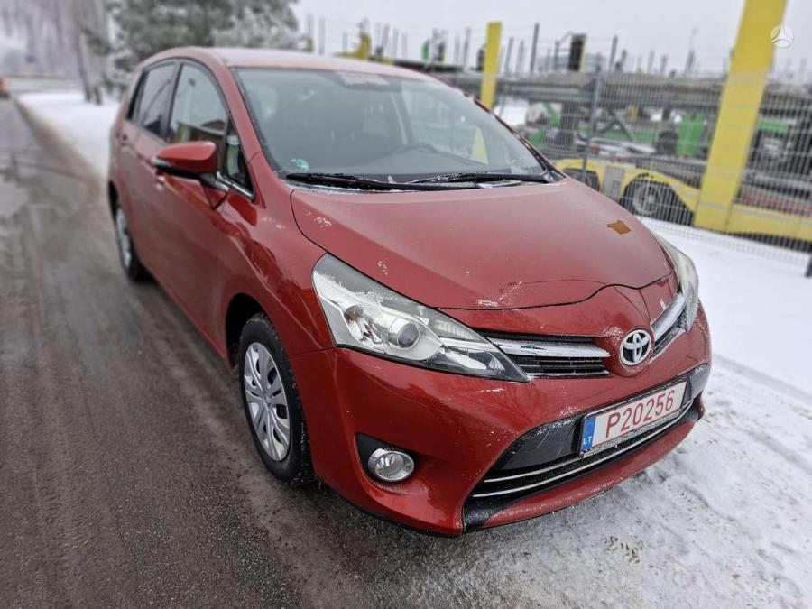 Sarkans Toyota Verso 2013 Marijampole, ar dzinēja tilpumu 1.60 L un nobraukumu 235 tūkst. km par 6299 €, foto 1 vietnē AUTOMOTO.COM.LV