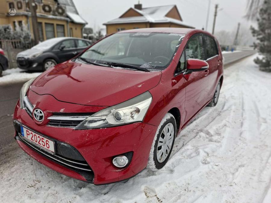 Sarkans Toyota Verso 2013 Marijampole, ar dzinēja tilpumu 1.60 L un nobraukumu 235 tūkst. km par 6299 €, foto 2 vietnē AUTOMOTO.COM.LV